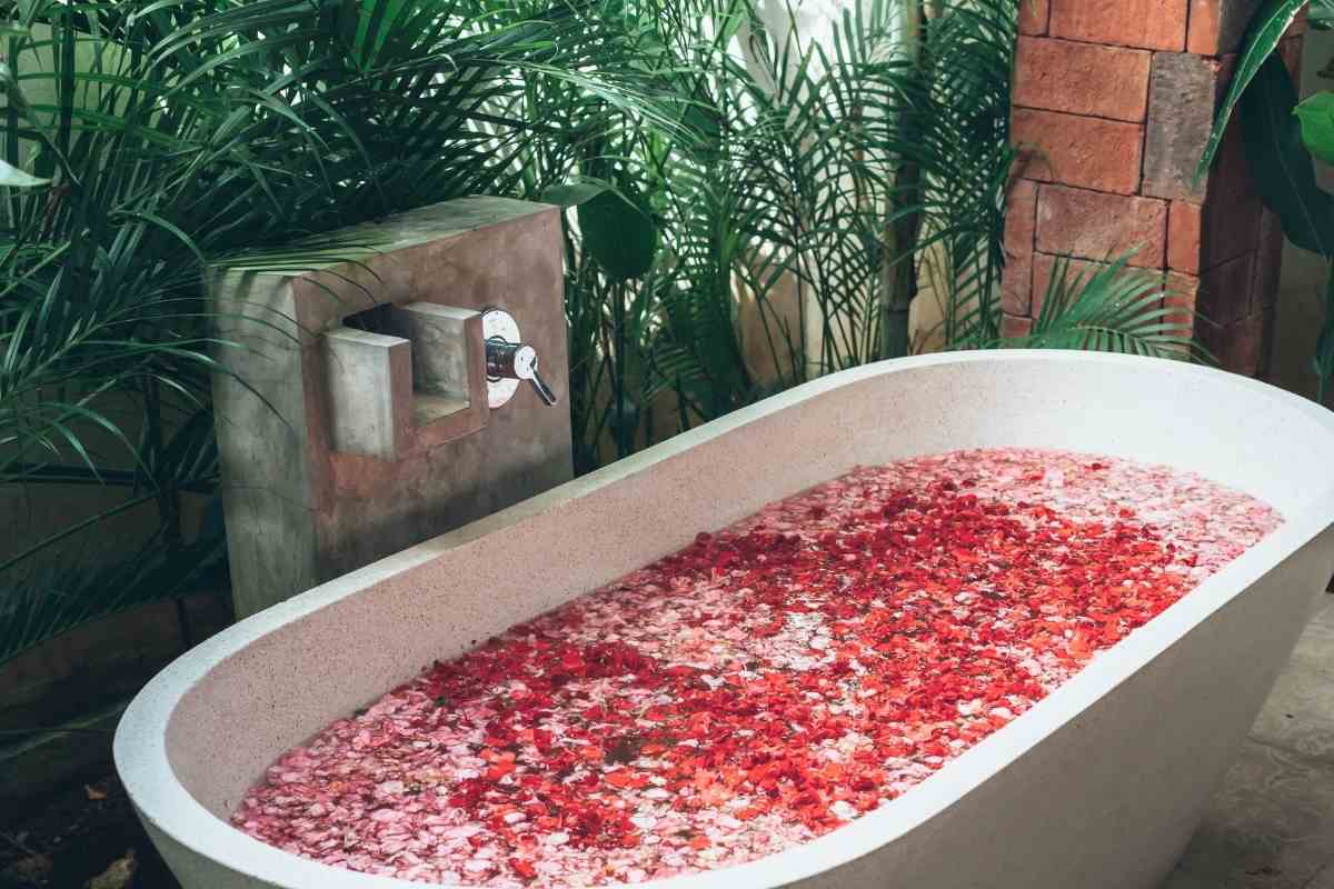 11 Amazing Outdoor Bathtub Ideas - Gardenia Organic