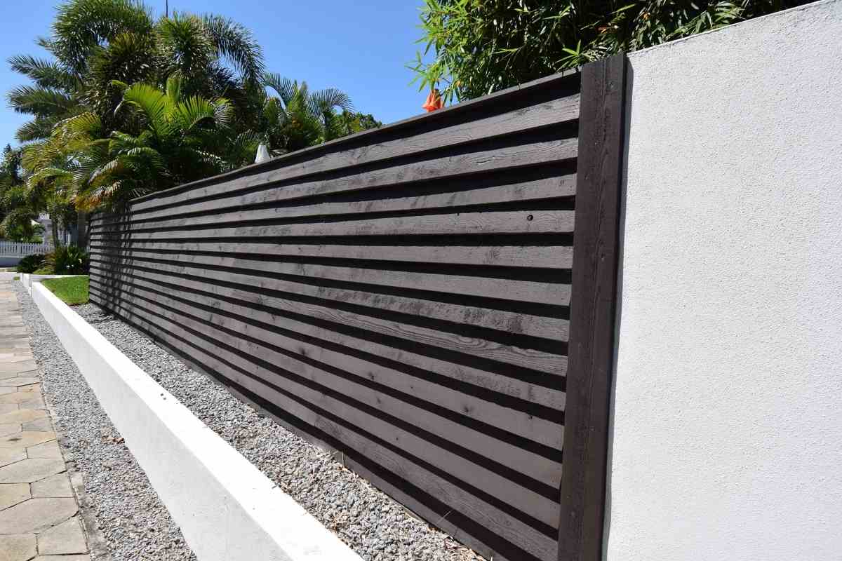 11 Stylish Horizontal Fence Ideas - Gardenia Organic