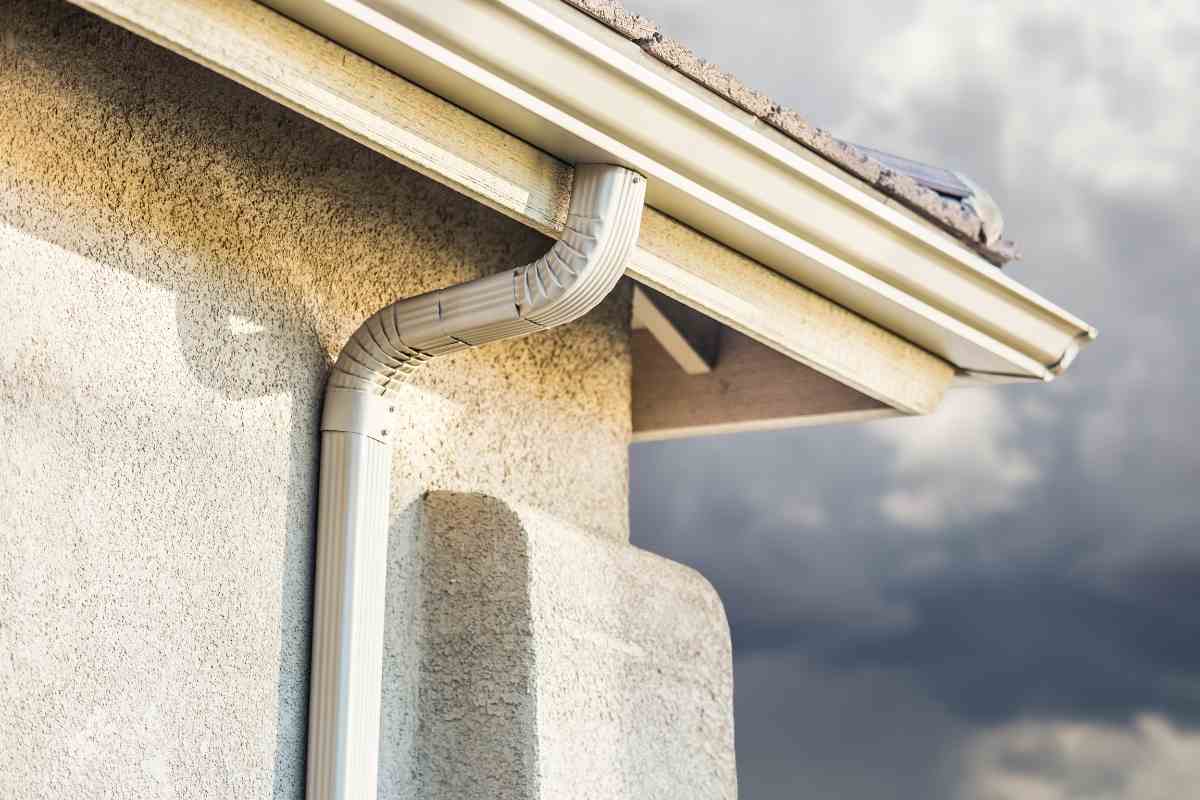 Which Is Best Seamless Gutters vs Traditional Gutters - Gardenia Organic