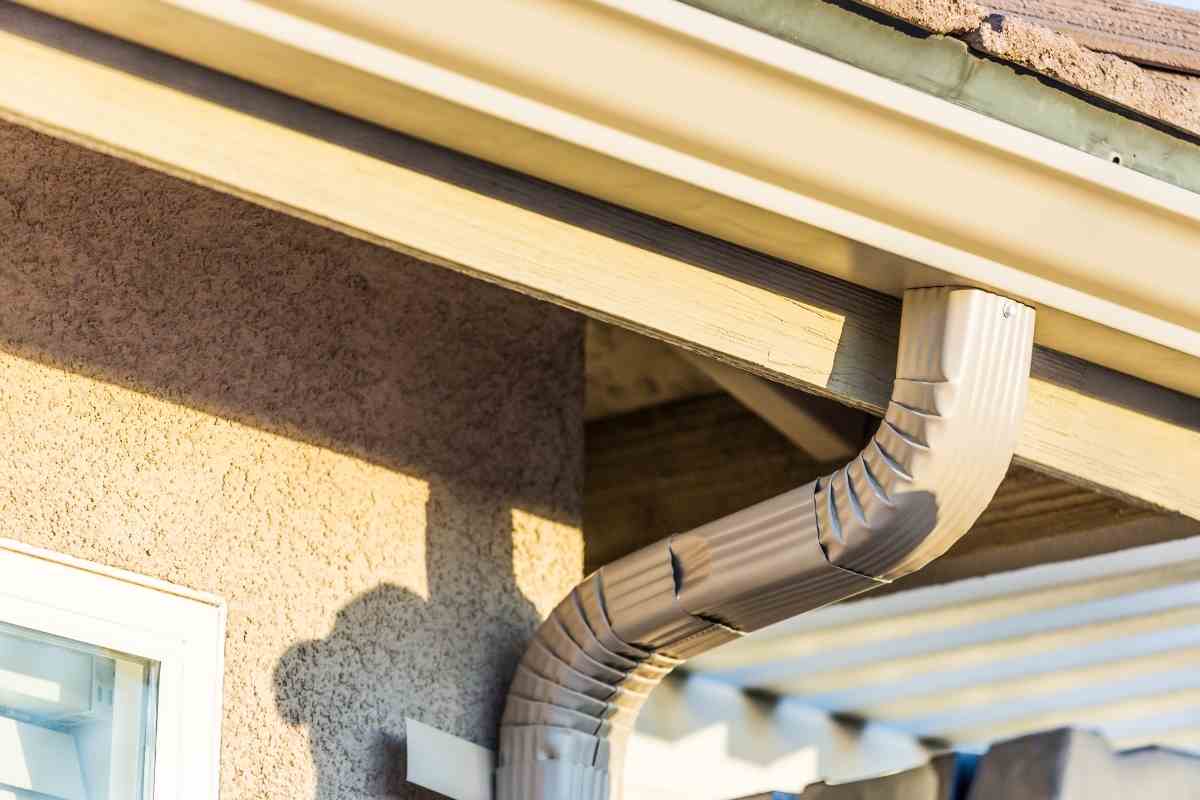 Which Is Best Seamless Gutters vs Traditional Gutters - Gardenia Organic
